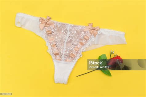 화이트 베이 지 매듭으로 레이스 팬티와 노란 배경에 빨간 꽃 장식 개체 그룹에 대한 스톡 사진 및 기타 이미지 개체 그룹 관능 꽃 식물 Istock