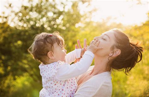 年轻妈妈母乳喂养她的孩子 包图企业站