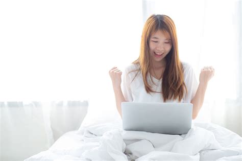 아름 다운 행복 젊은 아시아 여자 노트북 작업을 사용 하 여 가정 소녀와 노트북 쇼핑 온라인 통신 개념에서 침대에 성공 건강한 생활방식에 대한 스톡 사진 및 기타 이미지