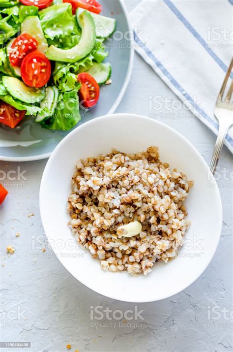 뜨거운 메밀 죽 접시에 녹는 버터와 테이블 상단보기 복사 공간 건강한 음식 개념에 대한 신선한 야채의 건강한 채식 샐러드 다이어트 메뉴 갈색에 대한 스톡 사진 및 기타
