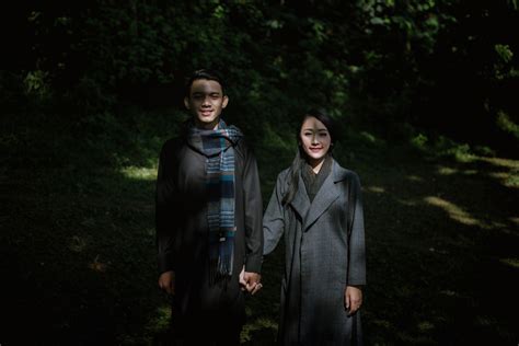 무료 이미지 혼례 약혼 두 경치 자연 나무 우디 식물 어둠 잔디 사진술 소녀 겉옷 장난 숲 스크린 샷 한밤중 삼림지 x