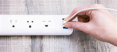 얼굴 표정의 아이콘과 전원 콘센트에 Usb 와이어를 연결하는 사람들의 창조적 인 아이디어 Usb 포트에 대한 스톡 사진 및 기타 이미지 Usb 포트 장비 전기 플러그