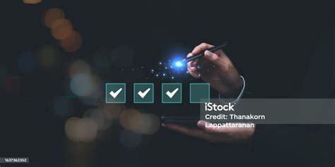 운영자는 설문 조사 주제에 표시 의견 및 품질 조사 또는 만족도 수행을 위한 확인란 직원의 품질 및 효율성 감사 및 평가 체크 표시가 있는 체크리스트 건강 진단에 대한 스톡