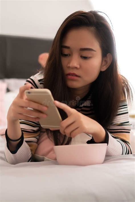 Bello Giovane Telefono Cellulare Asiatico Della Tenuta Della Ragazza