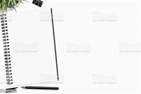 펜으로 흰색 책상 테이블 위에 빈 노트북 페이지가입니다 복사 공간 평면 상단 보기 누워 계획에 대한 스톡 사진 및 기타 이미지 Istock