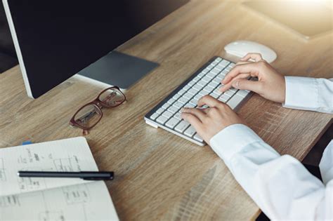 사무실 직장에서 컴퓨터의 키보드를 사용하여 일하는 비즈니스 여성 손의 클로즈업 데스크탑 컴퓨터에 대한 스톡 사진 및 기타 이미지