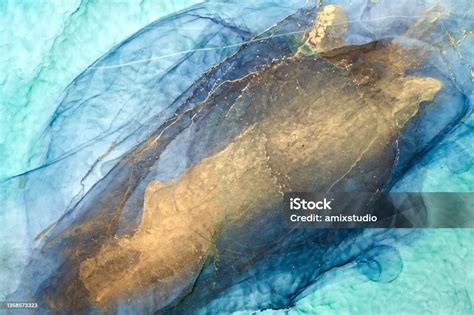 알코올 잉크 기술의 고급 추상적 배경 인디고 블루 골드 액체 페인팅 흩어져 아크릴 방울과 소용돌이 얼룩 인쇄 재료 0명에 대한