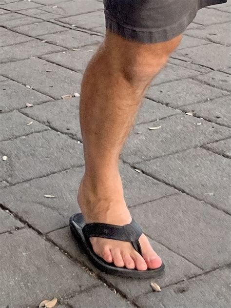 Homme Adoration Des Pieds Worship Guys Feet Male Feet Gorgeous Feet Flip Flops Style