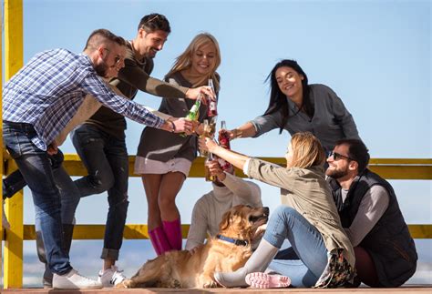 Grupo De Amigos Divirti Ndose El D A De Oto O En La Playa Foto De Stock En Vecteezy
