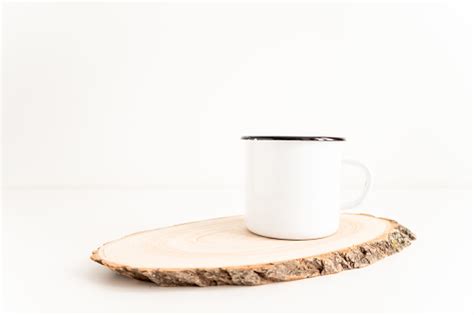 에나멜 머그잔은 흰색 테이블에 나무 컷 나무 섹션으로 조롱 이미지 또는 텍스트에 대한 복사 공간이있는 흰색 배경에 주석 컵의 보헤미안 디자인 0명에 대한 스톡 사진 및 기타