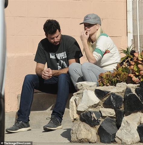 Alice Eve Breaks Down In Tears Before Passionate Kiss With Mystery Man Daily Mail Online