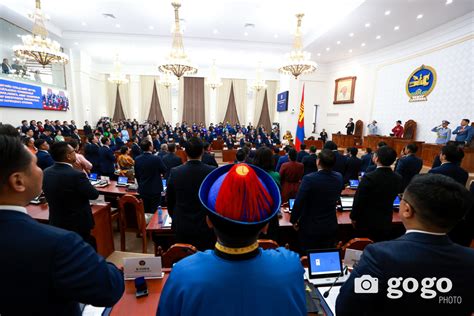 УИХ ын гишүүдэд гарын авлага тэмдгийг гардуулан өглөө