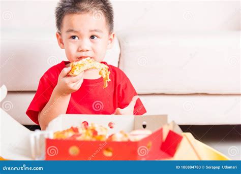 Klein Kind Dat Geniet Van Het Eten Stock Foto Image Of Diner Grappig