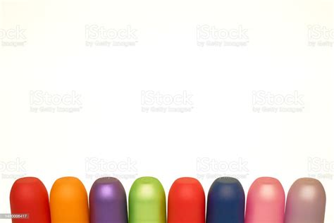 여러 가지 빛깔의 밝은 원뿔 실린더 캡과 흰색에 텍스트를 위한 장소 개념에 대한 스톡 사진 및 기타 이미지 개념 개성 개념 개인 장식품 Istock