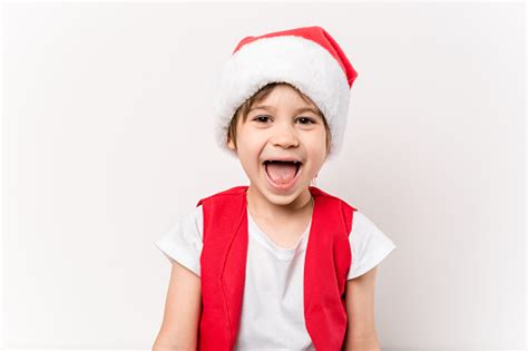 흰색 배경에 고립 된 빨간 산타 클로스 모자에 아름다운 행복 한 웃음 소년의 초상화 5 년 작은 유럽 아이 공간을 복사합니다 크리스마스 모형 디자인 행복 대기 개념 새해