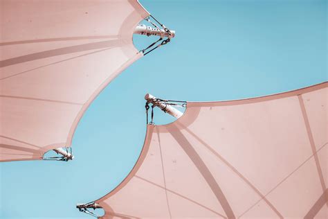 낮 동안 푸른 하늘 아래 분홍색 우산 사진 Unsplash의 무료 텍스처 이미지