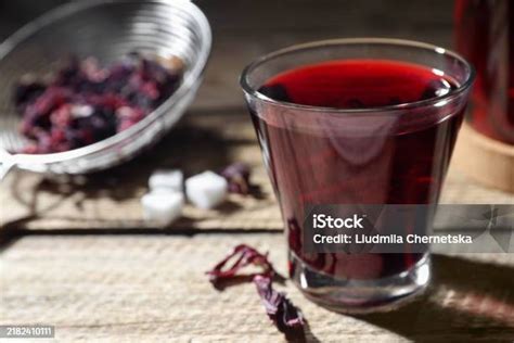 나무 테이블에 유리에 맛있는 히비스커스 차 근접 촬영 텍스트를 위한 공간 0명에 대한 스톡 사진 및 기타 이미지 0명 건강한 생활방식 건조한 Istock