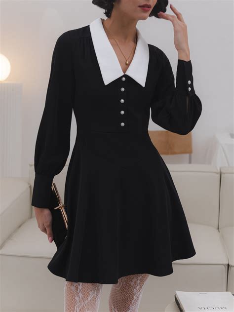 Платье мини с треугольным воротником и пуговицами Lichi Online Fashion Store