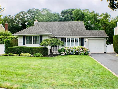 1278 Lakeshore Drive Massapequa Park Ny 11762 Zillow
