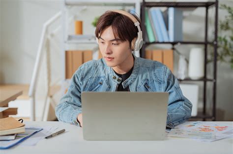 행복 쾌활 한 창조적 인 남성 남자 음악을 듣는 동안 디자인 새로운 프로젝트 집 디자인 현대 사무실 인테리어 건축가 인테리어 디자이너 사무실에서 좋은 분위기로 작업 스마트