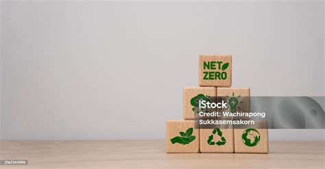 Net Zero 및 Carbon Neutral 배출 목표 나무 블록과 녹색 아이콘을 사용한 장기 기후 중립 전략 0에 대한 스톡 사진 및 기타 이미지 Istock