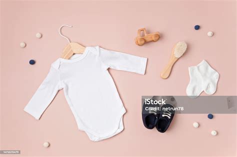 유기농 면으로 만든 흰색 유아용 바디수트와 친환경 아기 액세서리의 모형 브랜드 로고 광고에 대 한 Onesie 템플릿입니다 플랫 레이 탑 뷰 0명에 대한 스톡 사진 및 기타