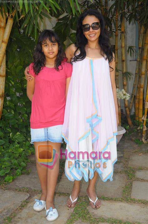 Suchitra Krishnamurthy With Daughter At Harsh Goenka Art Camp In Madh