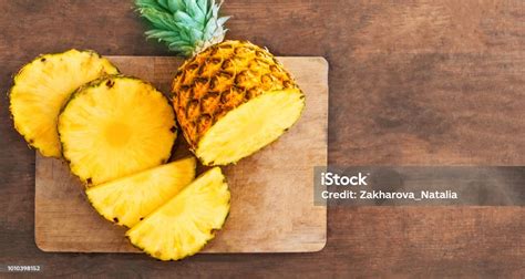 파인애플 나무 질감 배경입니다 나무 절단 보드 복사 공간에 열 대 파인애플 슬라이스 고 상위 뷰 N 바로 위에 대한 스톡 사진 및 기타 이미지 Istock