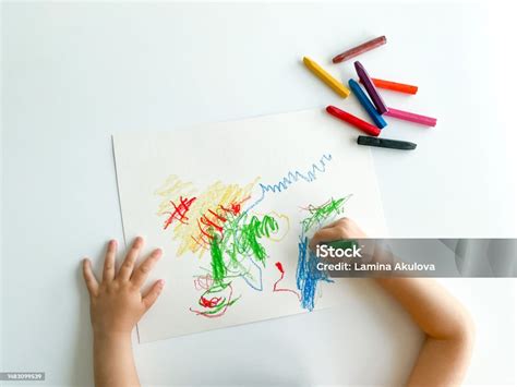 어린 아이는 하얀 탁자 위에 파스텔 크레용으로 그림을 그린다 아버지의 날 개발에 대한 스톡 사진 및 기타 이미지 개발 교육 그리기 Istock