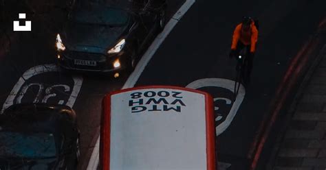 거리를 운전하는 빨간색과 흰색 이층 버스 사진 Unsplash의 무료 버스 이미지