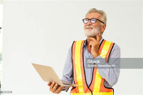 경험 수석 포먼 또는 엔지니어 흰색 배경에 서 노트북 컴퓨터를 사용 하 여 건설 및 엔지니어링 개념입니다 가리키기에 대한 스톡 사진 및 기타 이미지 Istock