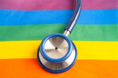 무지개 깃발 배경에 청진기 Lgbt 프라이드의 달의 상징은 게이 레즈비언 양성애자 트랜스젠더 인권 및 평화의 상징인 6월에 매년