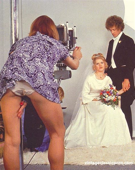 Красивая невеста и ее муженек занимаются жестким сексом в обжигающей винтажной сцене