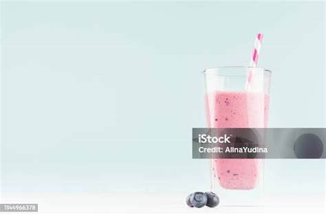 우아한 파스텔 빛 민트 색상 주방 인테리어 복사 공간에 유리에 밀 짚과 줌 열매와 신선한 여름 블루베리 요구르트 가벼운에 대한 스톡 사진 및 기타 이미지 Istock