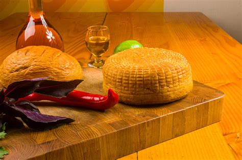 내셔널 Adyghe 치즈는 칼 바 질 파 슬 리 라임 참기름 칠리 페 퍼 마 카 다미아 너트와 나무 테이블에 디 켄 터와 함께