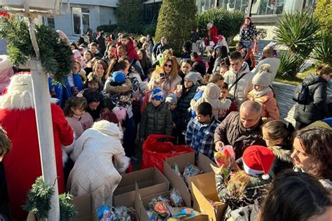 Дядо Коледа и Снежанка с подаръци за децата на Сандански