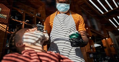 잘 생긴 아프리카 계 미국인 남성 미용사 보호 얼굴 마스크 면도 전에 크림으로 남자 얼굴 보습 사진 Unsplash의 건강한 라이프 스타일 이미지