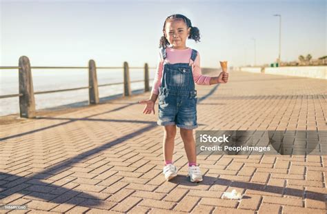 Verärgertes Kleines Mädchen Eis Und Traurig In Kapstadt Mit Ausdruck In Frustration Für Einen