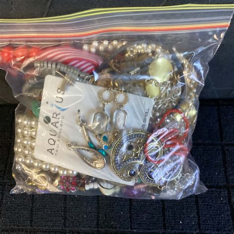 Bag Of Assorted Jewellery 9s