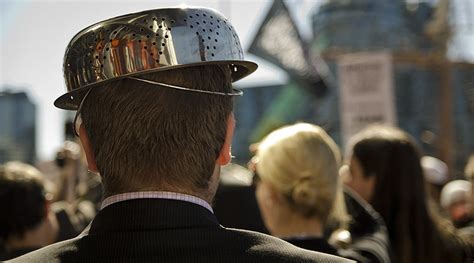 С кастрюлей на голове картинки 42 фото