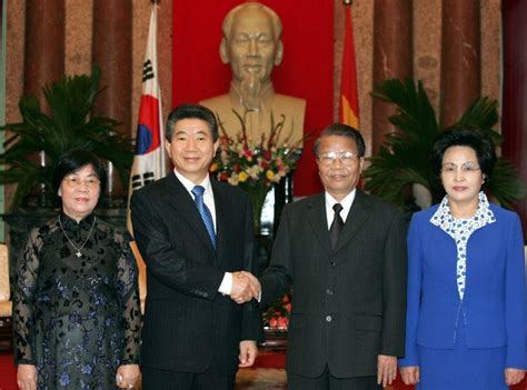 [노무현사료관] [천득렁 베트남 국가주석 내외와 기념촬영하는 노무현 대통령 내외]