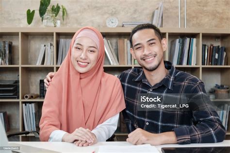 비즈니스 스타트업 인물의 초상화 작은 사무실에서 이슬람 부부 20 29세에 대한 스톡 사진 및 기타 이미지 20 29세 2명 경영자 Istock