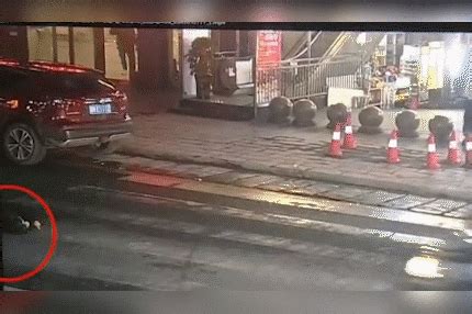 湖南男子喝醉酒躺斑马线上 遭女司机碾压致多处骨折 斑马线 男子 湖南