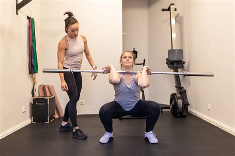 피트니스 스튜디오에서 바벨 스쿼트를하는 개인 트레이너 안내 여성 데드리프트에 대한 스톡 사진 및 기타 이미지 데드리프트