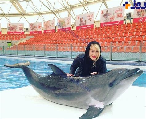 عکس عجیب خانم بازیگر ایرانی با یک دلفین وسط آب