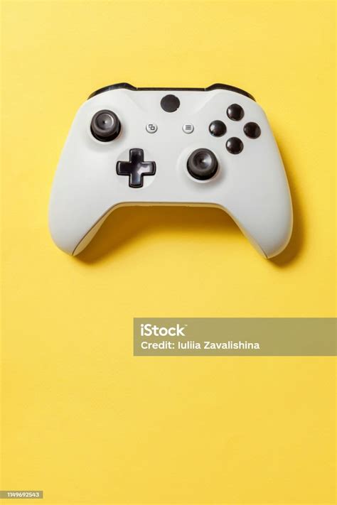 노란색 배경에 흰색 조이스틱 컴퓨터 게임 경쟁 비디오 게임 제어 대결 개념 여가활동 게임에 대한 스톡 사진 및 기타 이미지 여가활동 게임 제어 조이스틱 Istock