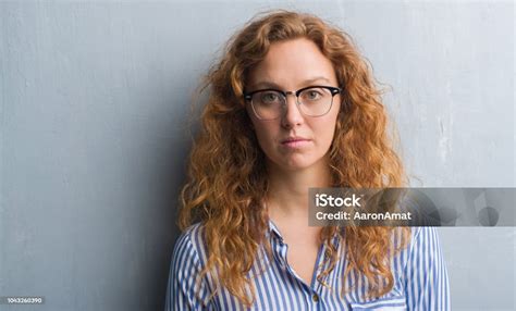 스마트 얼굴 심각한 생각에 자신감 표현 회색 그런 지 벽에 빨강 머리 젊은 여자 감정에 대한 스톡 사진 및 기타 이미지 감정