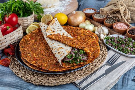 전통 터키 요리 라흐마쿤 터키식 맛있는 피자와 다진 쇠고기 또는 양고기 파프리카 토마토 커민 향신료 소박한 나무 테이블 배경