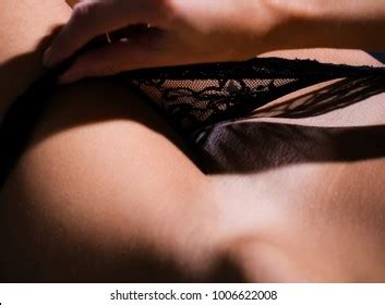 벌거벗은 몸 관능적인 여성검정 팬티섹시한 여자 스톡 사진 1006622008 Shutterstock