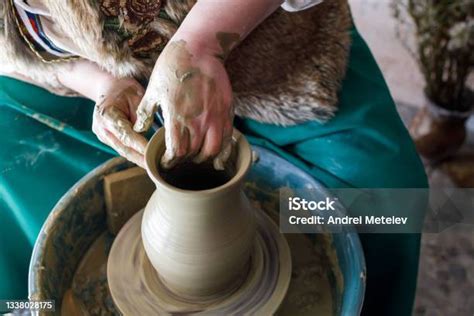 도공의 바퀴에 물 주전자를 만드는 과정 점토 마스터의 손 공예에 대한 스톡 사진 및 기타 이미지 공예 공예 제품 균형